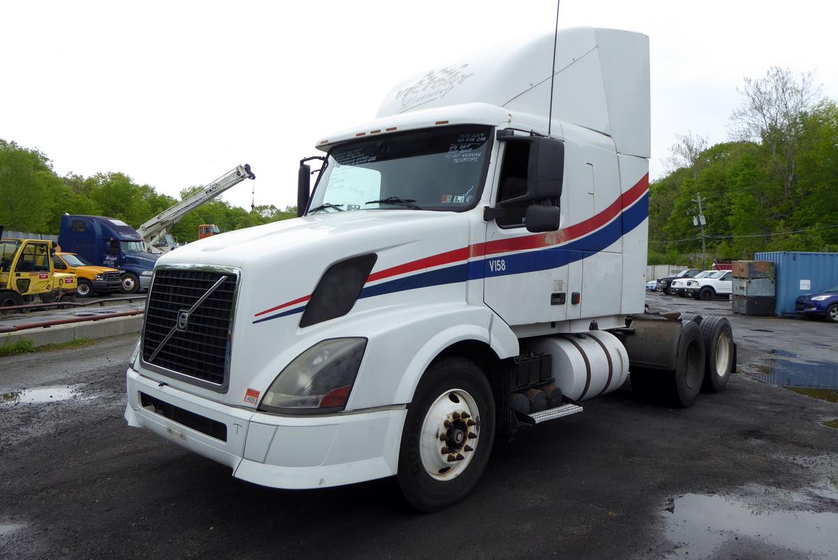 2004 Volvo VN Tandem Axle Sleeper Cab Tractor for sale by Arthur Trovei ...